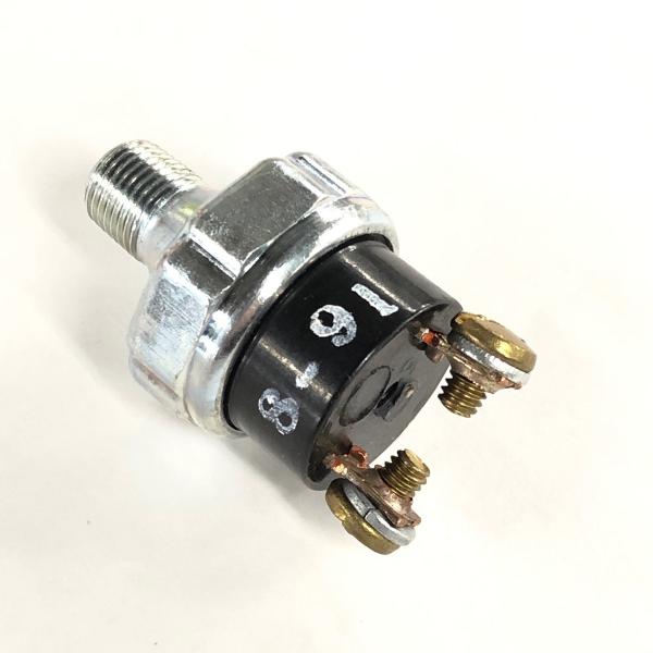 オートメーターのオイルプレッシャースイッチです。＃3242新品未開封品を発送いたします。PRESSURE　SENDER　30PSI