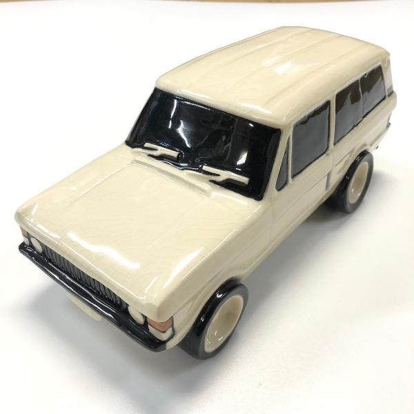 Range Roverのウインド部分からコインを入れることができる貯金箱でしたが、裏面の栓が欠損しております。ご了承ください。置物オブジェとしてご利用ください。写真のものが現品です。長さ290mm×幅100mm英国製陶器でできています。