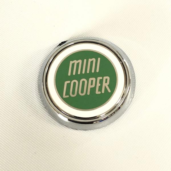 クラシックミニの丸型タイプのボンネット中央のバッチです。 グリーンベースにホワイトの縁取りで、MINI　COOPERの文字入り。色違いも別ページにて販売中です。センターのモチーフは七宝です。 貼り付けは両面テープで貼り付けるだけです。 5....