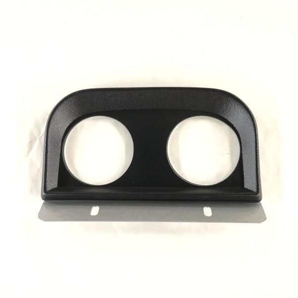 当時物の新品デットストックです。Lucasパッケージ入りの52パイの2連メーターパネル。ブラックの梨地にフチの深い特徴的なスタイル装着位置はお好みで。82mm×154mm　取付けネジ2本付属