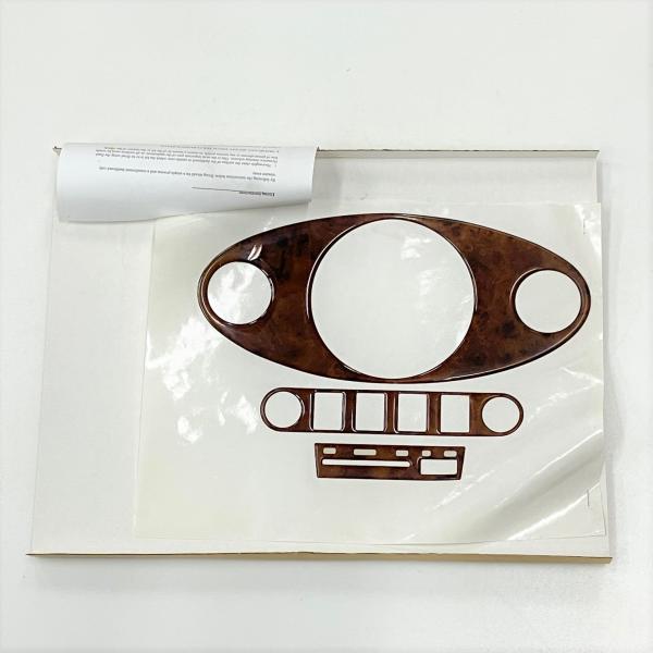 ローバーミニのメーター・スイッチパネル・ヒーターコントロールパネルの上に貼り付け木目調にドレスアップできるキットです。3D センターメーター用パネルステッカーダークウォールナット柄4連スイッチのクラシックミニ用メーターパネルサイズ：32.5...