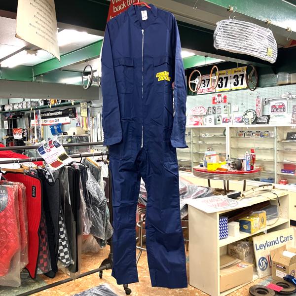 古いものですが、新品デットストックです。バックにもロゴがあります。当時の純正品です。前側の胸ポケットが左右に1つずつ、ウエスト部分にポケットが左右1つずつあります。写真の赤丸部分（ポケットの横）はボタンで開閉できます。下にズボンを履いた際な...