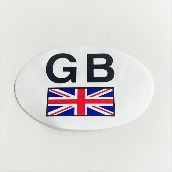 GreatBritainの略のGBの文字と英国旗柄のデザインです。ヨーロッパでは車で国境を越えることがありますので、車の後方に貼っておくと、何処の国から来たのかを知らせる為に一役買っています。イギリス車におすすめ。10cm×6.5cm白地の...