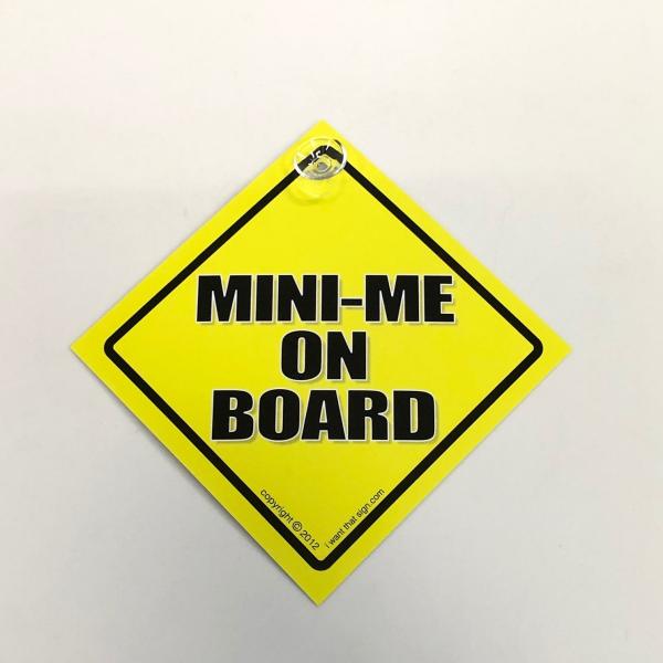 MINIにおすすめなオンボードサインです。黄色いスクエア型です。吸盤が付いています。車の内側から外側に向かって吸盤を窓に取り付けてください。厚手の紙製です。後ろは無地です。20cm×20cm