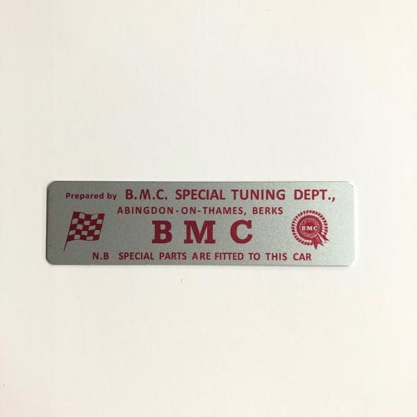 ローバーミニにおすすめのBritishMotorCorporationのロゼッタマークとチェッカーフラッグのプレート型ステッカー。ABINGDON　ON　THAMES　BERKS10.6cm×2.9cm薄い金属製のプレートステッカーです。エ...