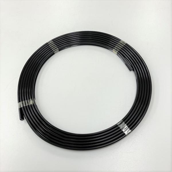 ローバーミニの屋根の黒いモールです。純正と同じ様にルーフの溝にはめ込んでいきます。1本で1台分をカバーします。1本につながっておりますので、後ろの中央1カ所で固定となります。ルーフモール用クリップは別売りです。※　2本左右に別れたタイプは生...