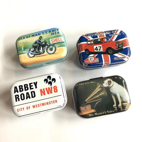 ブリキ製の小さなペイント缶です。中は空です。スペアキーや常備薬やアクセサリーなど小さなものを入れるのにお勧めです。ちょっとしたプレゼントにもどうぞ。デザインは4書類。・英国グラモフォン社の蓄音器に耳を傾ける犬（ニッパー）のHMV（His　M...