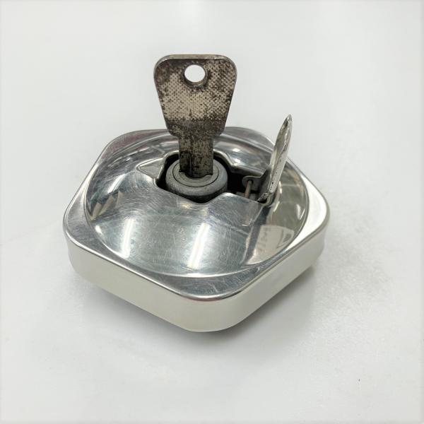 クラシックミニに使用できるフューエルガスキャップ。こちらは、中古品です。写真の物が現品です。鍵にサビ、ゴムパッキンの劣化もございます。キーが1点のみです。スペアキーは別途作成ください。WASO Classic Mini Gas Petrol...