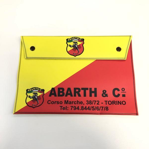 フィアットアバルトロゴプリントのビニールバッグ。ビニール製です。雨にも強いです。マチはないので、書類や薄いものをいれてください。33.5cm×23cmFIAT ABARTH Document Car Registration Case Fi...