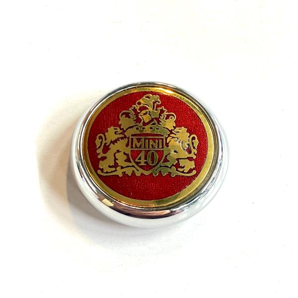 ローバーミニ生誕40周年のデザインの丸型タイプのボンネットエンブレムです。 センターのモチーフはメダルです。 5.5cm×5.3cmClassic Mini Round Bonnet Front Hood Badge Emblem 40th...