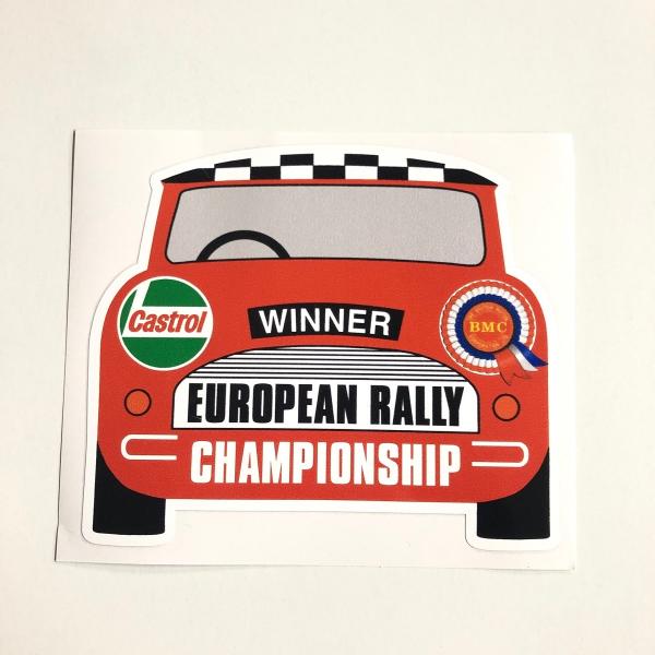 チェッカー柄の屋根に赤いボディーののローバーミニのフロントビューのステッカーヘッドライトの代わりにカストロールマークとBMCマークがデザインされています。サイズは10x8.5cmです。