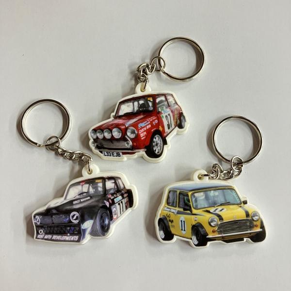 ゴム製のローバーミニのモチーフがついたキーリングです。・レッドL33EJB　♯37モチーフ部分サイズ：5.2cm×3.7cm・イエロー♯11　ブリタックスクーパーモチーフ部分サイズ：5.2cm×3cm・ブラックKENT　AUTO　DEVEL...