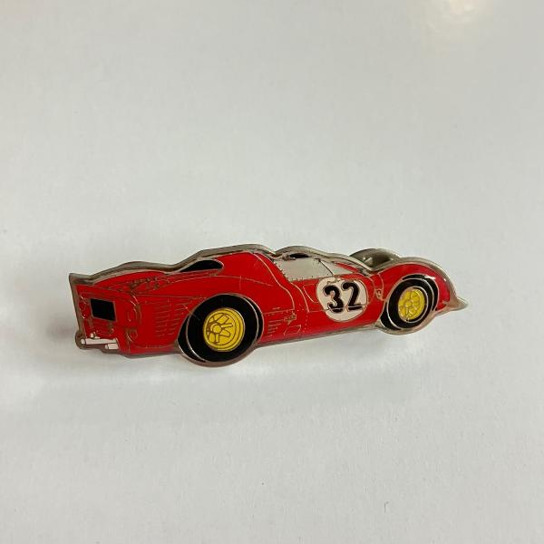 フェラーリ330P4の車モチーフのピンズ。ゼッケン32番5.1cm×1.6cm写真のものが現品です。Ferrari 330P4 Red Rare Vintage Lapel Pin Badge Car Shape #32