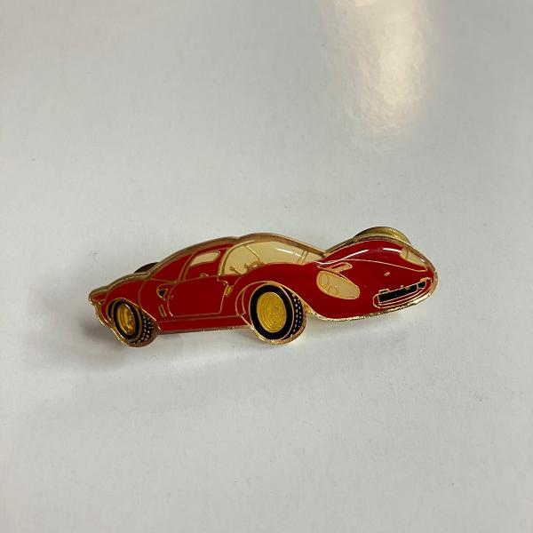 フェラーリディーノ206SPのクルマモチーフのピンズ。1.8cm×5cm古いもので、写真のものが現品です。Ferrari Dino 296SP Red Rare Vintage Lapel Pin Badge Car Shape