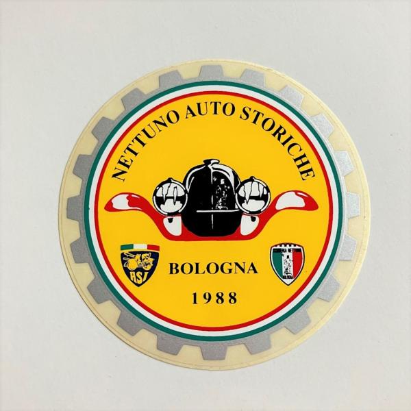 ステッカーの縁取りは写真にてご確認ください。シルバーの歯車の周りの、クリアの部分までがステッカーです。直径：6.8cm