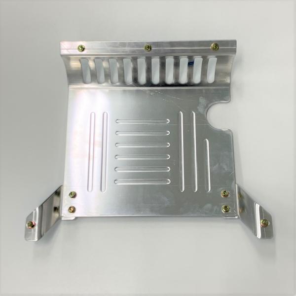 ローバーミニのAT、133cc車用のアンダーガードです。外側の青い部分は保護テープです。色は全てシルバーです。新品ですが、内側部分に、写真のような細かな傷有り。メーカー許容範囲内の実働や強度に問題のないものですが、気になさる方には、実店舗に...