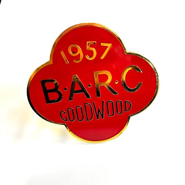 グッドウッドサーキットBritish　Automobile　Racing　Club1957年8.7cm×8.7cm6cm以内の厚みまでのフロントグリルなどに挟み込み、取り付け可能です。赤とゴールドのグリルバッチです。新品ですが、クオリティに...
