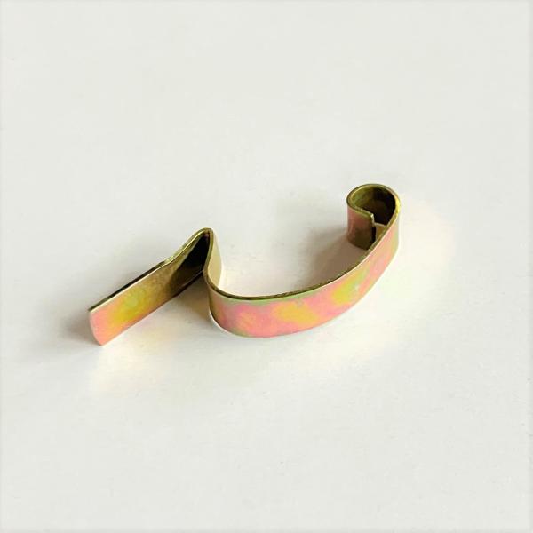 45D、59D用のデスビキャップを固定する交換用クリップメンテナンス用部品補修用パーツリテーリング　スプリング1点の価格です。Distributor Cap Retaining Clip For 45D/59D Dizzy's each