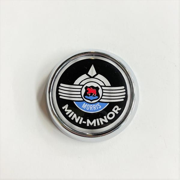 モーリスミニマイナーの丸型タイプのボンネットエンブレムです。 センターのモチーフは樹脂コーティングされたステッカーです。 5.5cm×5.3cm取り付けイメージの写真は別のマークです。Classic Mini Round Bonnet Fr...