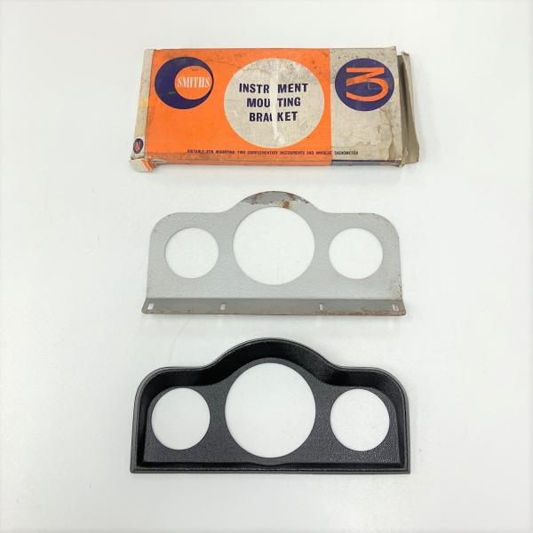 クラシックミニ、クラシックカー、カスタムカーにおすすめです。新品ですが古いものでシルバーのマウンティングブラケットにサビあり。黒いプレート（プラスチック製）：24.2cm×11.2cm80mmメーターを1つ、52mmメーター2つを取り付け可...