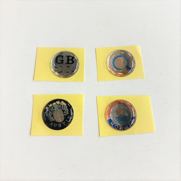 表面に樹脂コーティングが施された小さなステッカーです。直径：1.5cm古いデットストック品につき、ステッカーの粘着が弱まっています。両面テープなどでの補強が必要なことをご了承ください。