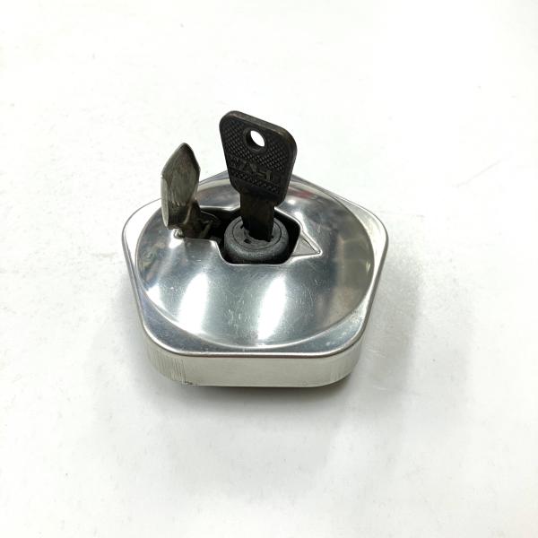 クラシックミニに使用できるフューエルガスキャップ。こちらは、中古品です。写真の物が現品です。鍵にサビ、ゴムパッキンの劣化もございます。キーが1点のみです。スペアキーは別途作成ください。Classic Mini Gas Petrol Lock...