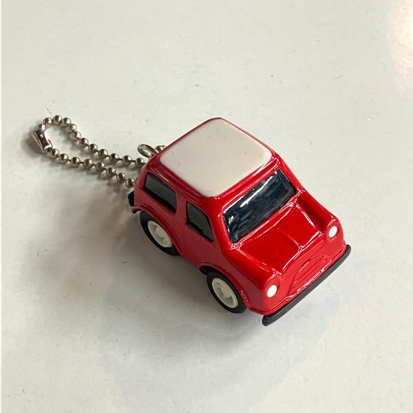 クラシックミニのプルバックミニカーです。4.5cm×2.7cm×2.5cm写真の物が現品です。Classic Mini Toy Pull Back Car Red Key Ring