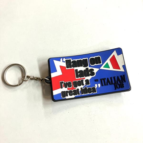 イタリアンジョブはクラシックミニが大活躍する映画「ミニミニ大作戦」の原題です。写真の物が現品です。新品デットストック品モチーフ部分：縦4.5cm×横8cm中央に向かって湾曲のあるデザインです。ゴム製です。Rubber Key Ring Cl...