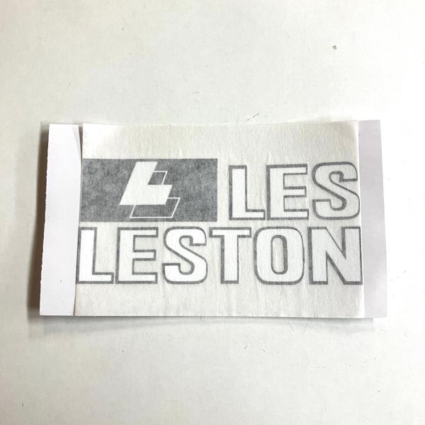 こちらは切文字ステッカーです。表面についた紙ごとステッカーを剥がし、貼った後に、紙のみを慎重に剥がしてください。剥がれにくい場合は、ドライヤーなどで温めながら剥がしてください。左上の長方形部分は黒い四角に白文字、その他文字は、個別のステッカ...