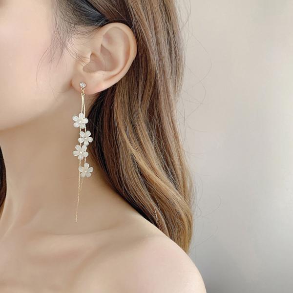 素材：合金+合成樹脂+ラインストーンカラー：ホワイトタイプ:ピアス/イヤリング長さ：約10cm生産国：中国※ポスト部分は柔らかなシルバー925を使用している為、配送中に少し曲がったり歪んだりすることが稀にあります。お客様ご自身で簡単に復元す...