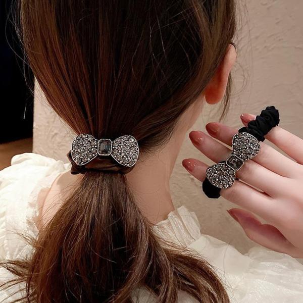 素材：ポリエステル＋ラインストーンカラー：ブラック/ダークブラウンゴム直径：約5mリボンサイズ：長さ約4.6cm×幅約2.5cm生産国：中国レディース 大人可愛い ヘアアクセサリー おしゃれ リボン 髪留め 髪飾り お洒落 ラインストーン ...