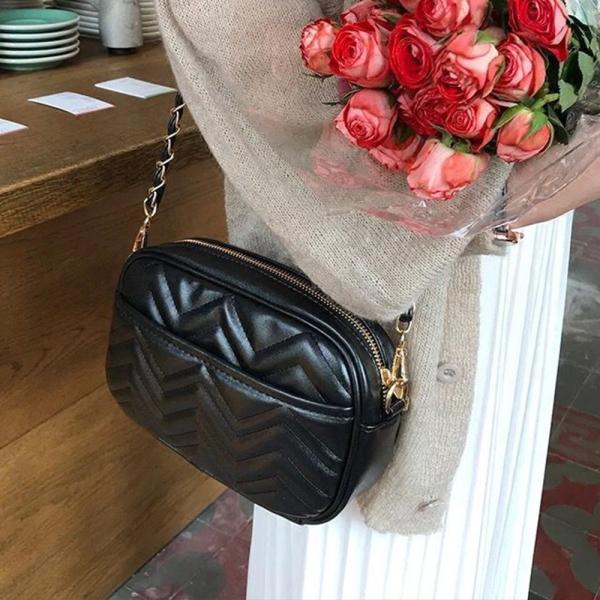 素材：合成皮革ポリエステルカラー：ブラック/ホワイトサイズ：高さ:約13.5cm 底横幅:約20cm マチ:約5cm ショルダー:約108cm（調整不可、取り外し可能）重さ：約314g裏地：あり内ポケット：あり生産国：中国チェーンバッグ レ...