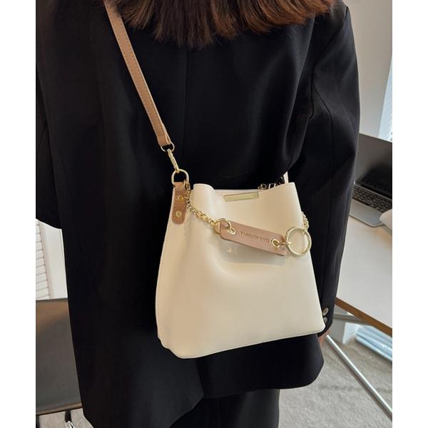 素材：合成皮革カラー：ブラック/アイボリー/ミントグリーンサイズ：高さ:約21cm 底横幅:約20.5cm マチ:約11cm 持ち手高さ:約18cm（調節不可、取り外し可） ショルダー:約96-114cm（調節可、取り外し可）重さ：約494...