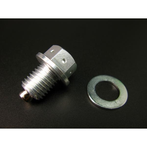 ■特長モンキー、ダックス、シャリィ、カブ等のエンジンに取り付け可能なドレンプラグです。ネオジウム磁石の強力な吸引力で鉄系不純物を吸着します。アルミ製のため軽量です。ドレンプラグは鮮やかなアルマイトカラーです。プラグの脱落防止に役立つワイヤリ...