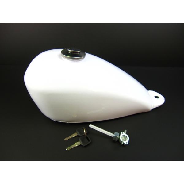 モンキー向けのスポーツスタータンク■特長ヤマハＳＲやオールドスクール、チョッパーフリークにお馴染のスポーツスタータイプのタンクです。タンク燃料容量は６Ｌほど、純正タンクよりも大容量（５Ｌ比）です。■付属品・スポーツスター燃料タンク専用キャッ...