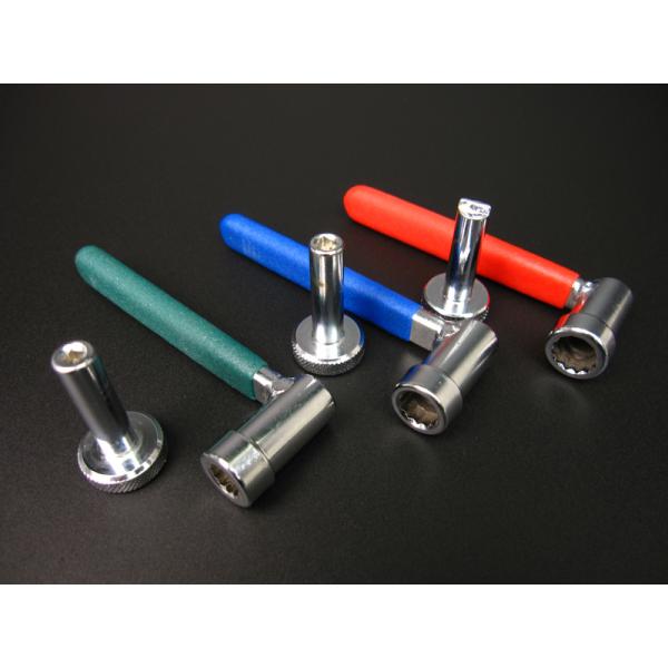■特長常に最高のコンディションをキープするために、欠かす事ができないタペット調整工具です。クリアランス調整に便利な目盛り付きです。ゴムグリップ付きのため、正確な調整が行えます。複数バイクを所有されるお客様向けに便利な3サイズ入りです。■製品...