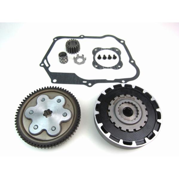 ■特長ノーマル比20%バネレートアップの強化スプリングとサーキット上のタフな走行にも最適な3枚板クラッチがセット。プライマリードライブギャ/ドリブンギャが純正16/69T→18/67T（3.722）へ変更されるため高速向きスプロケットを装着...