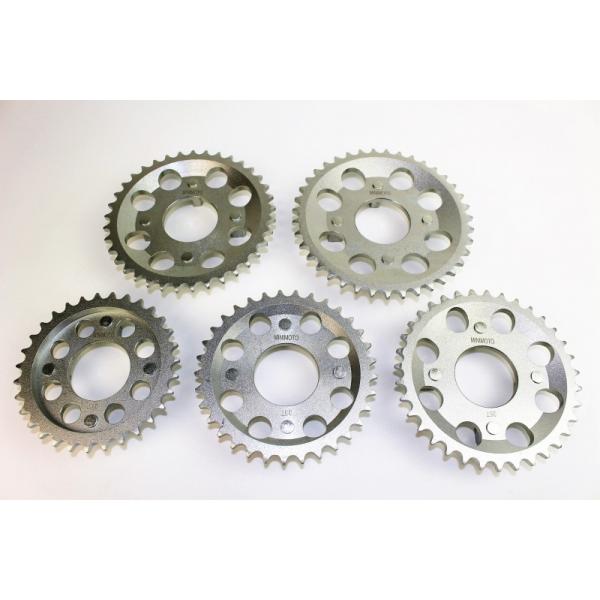 ■特長ダックス/シャリィの足回りに太いホイールやタイヤを履かせた際、外側へチェーンラインを7mm移動するためのオフセットチェーンラインリアスプロケットです。様々なシーンに応じて選べる豊富な歯数バリエーションです。スプロケット平面に軽量化のた...