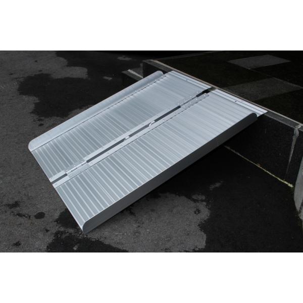 ■特長台車・車椅子・バイク用の段差解消用スロープです!段差に設置すれば、スムーズに上り下りができます!折り畳み可能で持ち手付きなので持ち運びも便利ですの有効活用にお薦めです。折り畳み式でコンパクトに収納が可能です。持ち運びに便利なアルミ取っ...