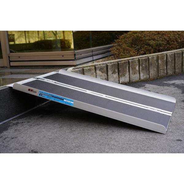 ■特長台車・車椅子・バイク用の段差解消用スロープです!タイヤ接地面はザラツキ素材による滑り止め加工仕様です。滑り抑制仕様のため、車椅子でのご使用に最適です。折り畳み可能で持ち手ハンドル付きのため、持ち運びにも便利です。段差に設置すれば、スム...