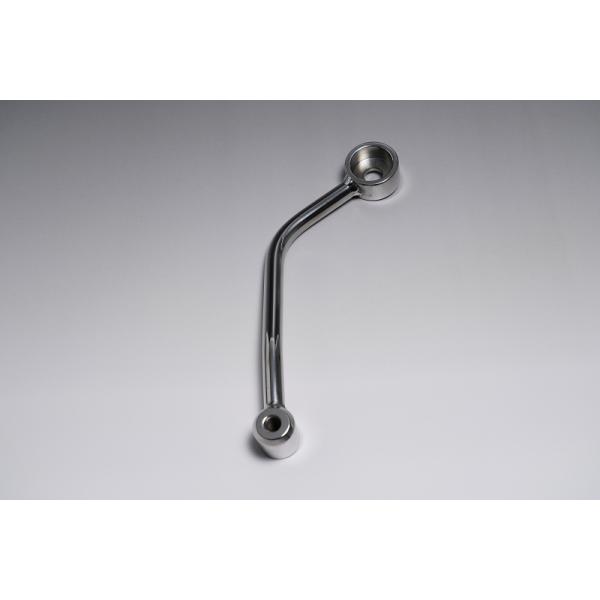 ■特長ミニバイクからビックバイクまで対応する汎用マフラーステーです。シャリィ、ダックスのカスタムもスタイリッシュに演出するバフ研磨仕上げです。車体に合わせて選べる25mm刻みで全6サイズの設定です。ツインマフラーにも使用可能な左右ステー（左...