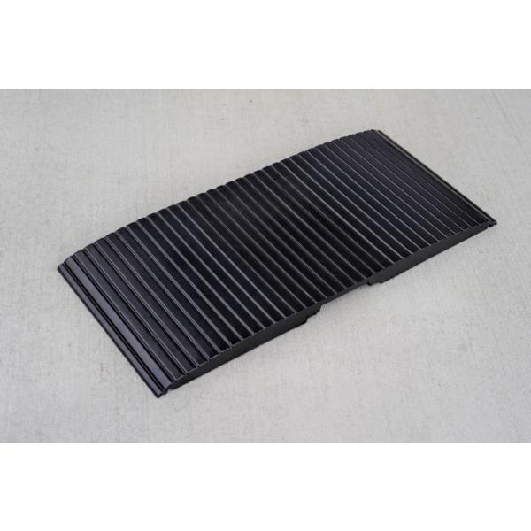 ■特長ホースや電気コードの損傷を防止するためのラバースロープです。全長820mmほどあり、車いすの実走にも対応可能です。天然ゴム70%、リサイクルゴム30%の配合でとても耐久性に優れています。■製品詳細サイズ 820×380×38mmグリッ...