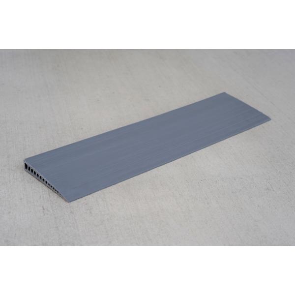 ■特長段差解消のためのラバースロープです。玄関先、車庫、倉庫などの段差解消に便利なラバー製スロープです。エラストマー（TPE）を採用し、フタル酸エステル類を一切使用していません。■製品詳細サイズ 900×200×36mm重量 3.6kg耐荷...