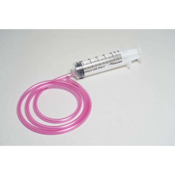 ■特長ブレーキホースのエア抜き作業に便利な注射器タイプのエア抜きツールです。付属チューブ長1mは、マスターからオイルを注入しキャリパー側でオイルとエアを抜く作業方法に対応します。チューブをカットし、15cmほどにすることで、キャリパーからオ...