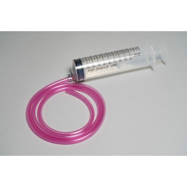 ■特長ブレーキホースのエア抜き作業に便利な注射器タイプのエア抜きツールです。付属チューブ長1mは、マスターからオイルを注入しキャリパー側でオイルとエアを抜く作業方法に対応します。チューブをカットし、15cmほどにすることで、キャリパーからオ...