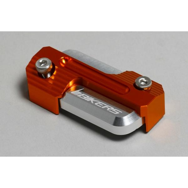 ■特長ダックス125、ハンターカブ125用アルミCNCマシニング加工のマスターシリンダーキャップです。2ピース構造のパーツに高精度の削り出し加工を施しました。ニッシン製のシンプルなレバー回りがメカニカルなイメージになります。適合車ST125...