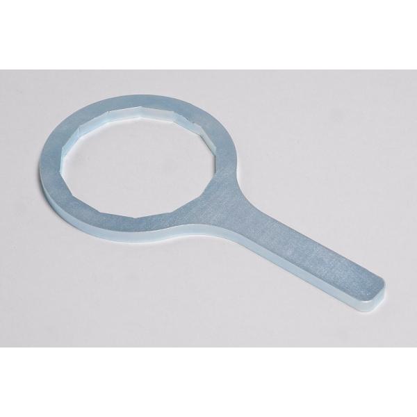 ■特長スズキ・ジムニーJB64W、JB74W専用オイルフィルターレンチ(日本製)です。狭いポジションにあるオイルフィルターの着脱作業に便利なフィルターレンチです。細めに設計されたグリップ部分は使用時に他部品との干渉が軽減できます。取っ手は長...