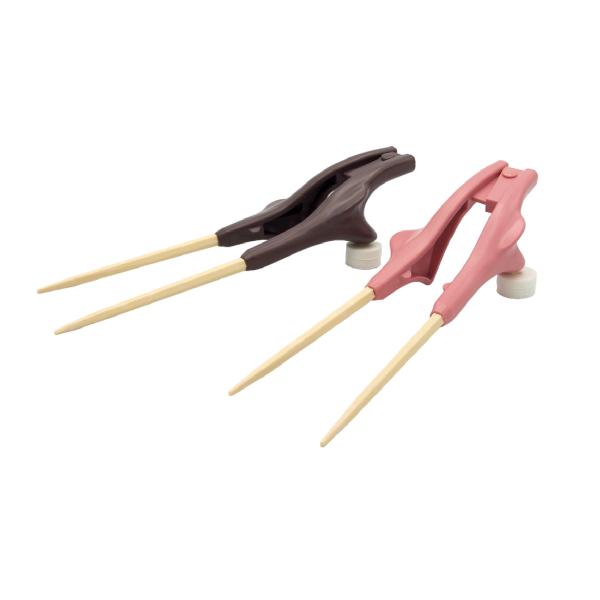 テニスボールを鷲つかみする様に使います。「ニギニギ」ができれば使えます。定評ある大きめのグリップで安定感抜群。自然と手の中にスッポリ納まるグリップ。箸ぞうくんシリーズの中で最も指の機能が低くても対応できるタイプです。抗菌剤を練り込んで安心し...