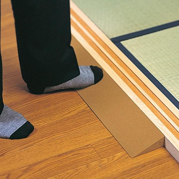 ・寸法の微調整もナイフ等でカンタンに。・添付の両面テープを貼り付けるだけ。●サイズ／幅80×奥行9×高さ2cm●材質／ポリエチレン発泡体●生産国／日本