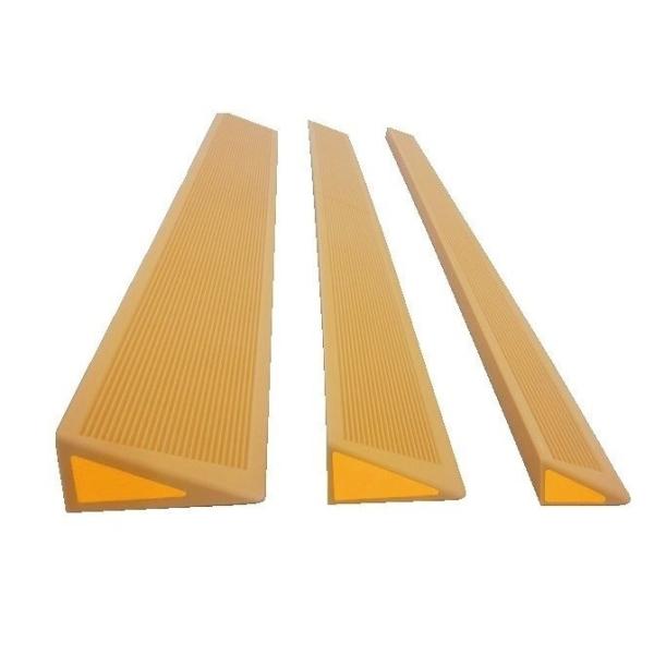 ・エラストマー素材と溝加工で滑りにくい。室内のスムーズな移動に。・側面には目印となる蛍光テープが貼ってあるので、幅がわかりやすく安心です。・裏面には本体よりさらに軟らかいエラストマーを加え、すべり止めを強化。●サイズ／幅83.5×奥行10×...